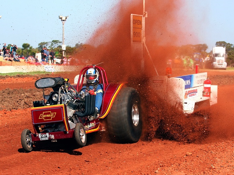 Bumper crowd throngs iconic tractor pull event