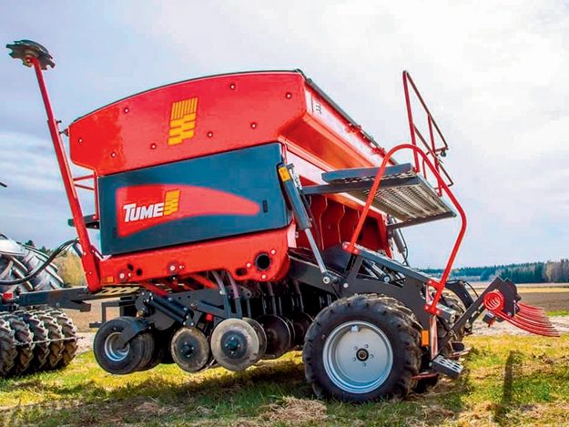 Tume Nova Combi 4000 seed and fertiliser drill arrives