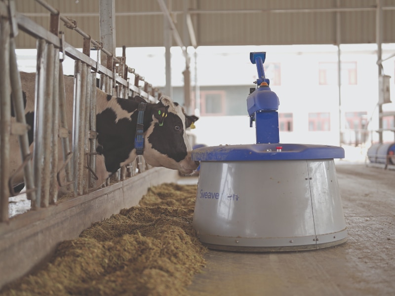 Sveaverken's AI-powered robot pushing cattle feed - Trade Farm Machinery