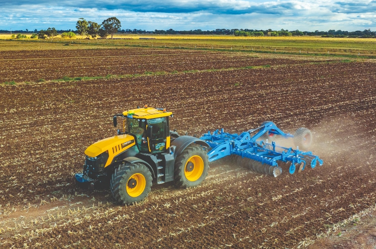 Queensland farmer showing off JCB tractor to his online fanbase - Trade ...